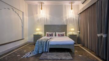 Suíte superluxo, vista para a piscina | Cortinas blackout, ferros/tábuas de passar roupa, Wi-Fi de cortesia