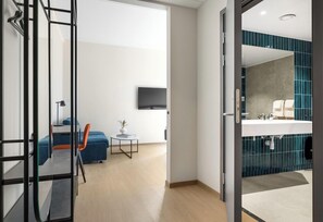 Quarto família | Escrivaninha, espaço de trabalho para notebook, quartos à prova de som