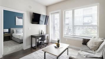 Apartamento (1 Bedroom) | Área de estar | TV 50 polegadas com canais digitais