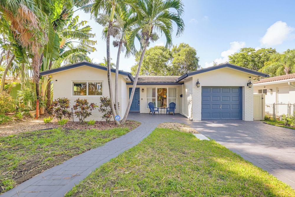 Spacious Yard, Near Golf: Modern Home In Hollywood - Plantation, FL