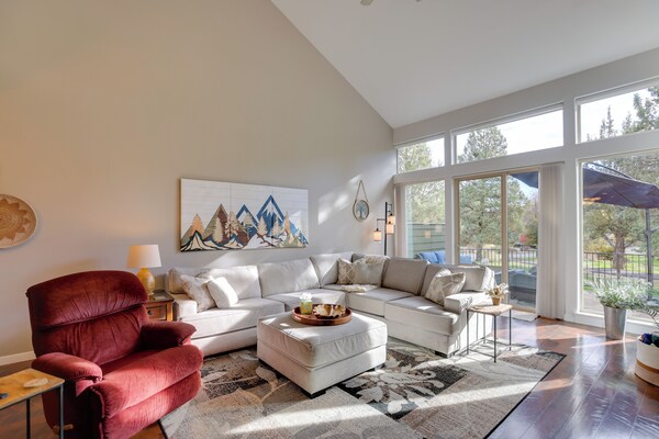 Eagle Crest Retreat: Creekside Townhome W/ Hot Tub - Eagle Crest, OR
