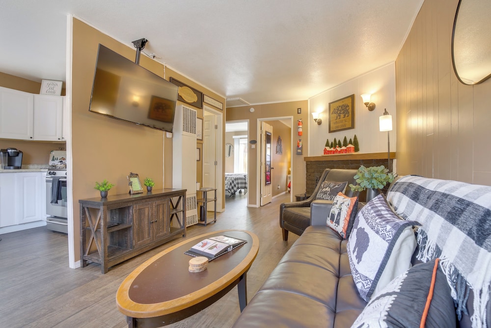 Big Bear Ski Hideaway! Cozy Cabin W/ Fenced Yard - Big Bear, CA