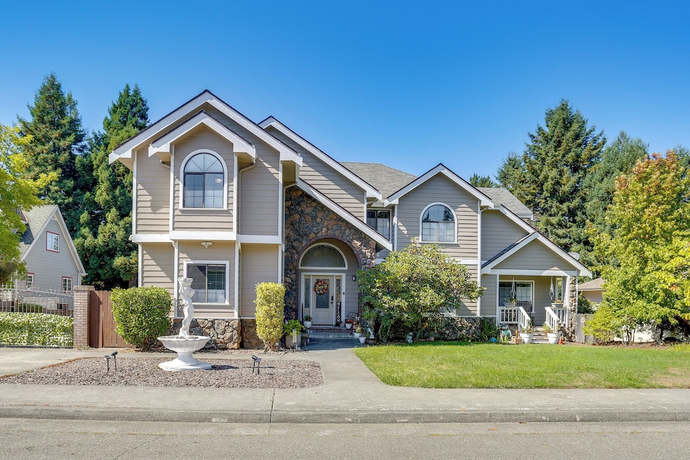 3 Mi To Sequoia Park Zoo: Spacious Home W/ Sunroom - Eureka