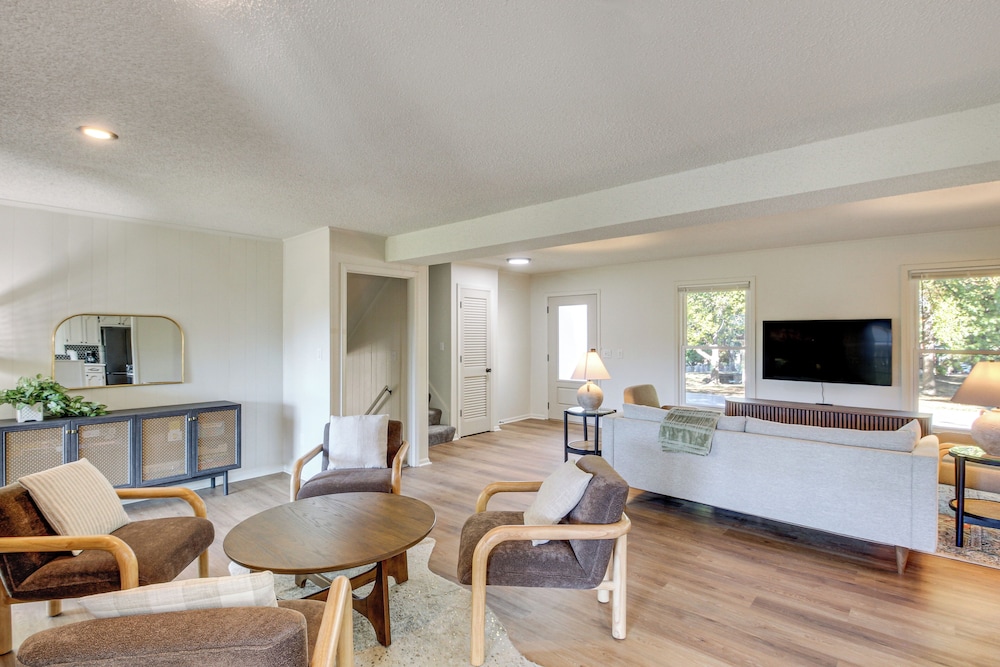 19 Mi To Kansas City: Group Retreat W/ Game Room! - Independence, MO