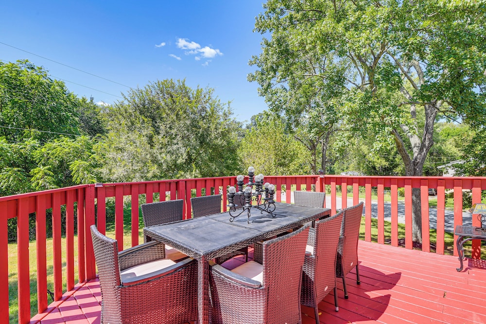 Global Staycation! Scenic Pikesville Family Home - Baltimore, MD