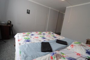 Quarto Clássico, 1 cama de casal | Secretária, secretária adequada para computadores portáteis