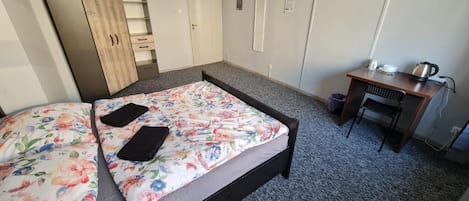 Quarto clássico, 1 cama de casal | Escrivaninha, espaço de trabalho para notebook