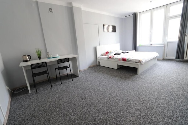 Quarto Clássico, 1 cama de casal | Secretária, secretária adequada para computadores portáteis