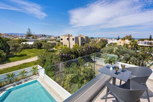 Apartamento Familiar, vista para a piscina | Vista do quarto