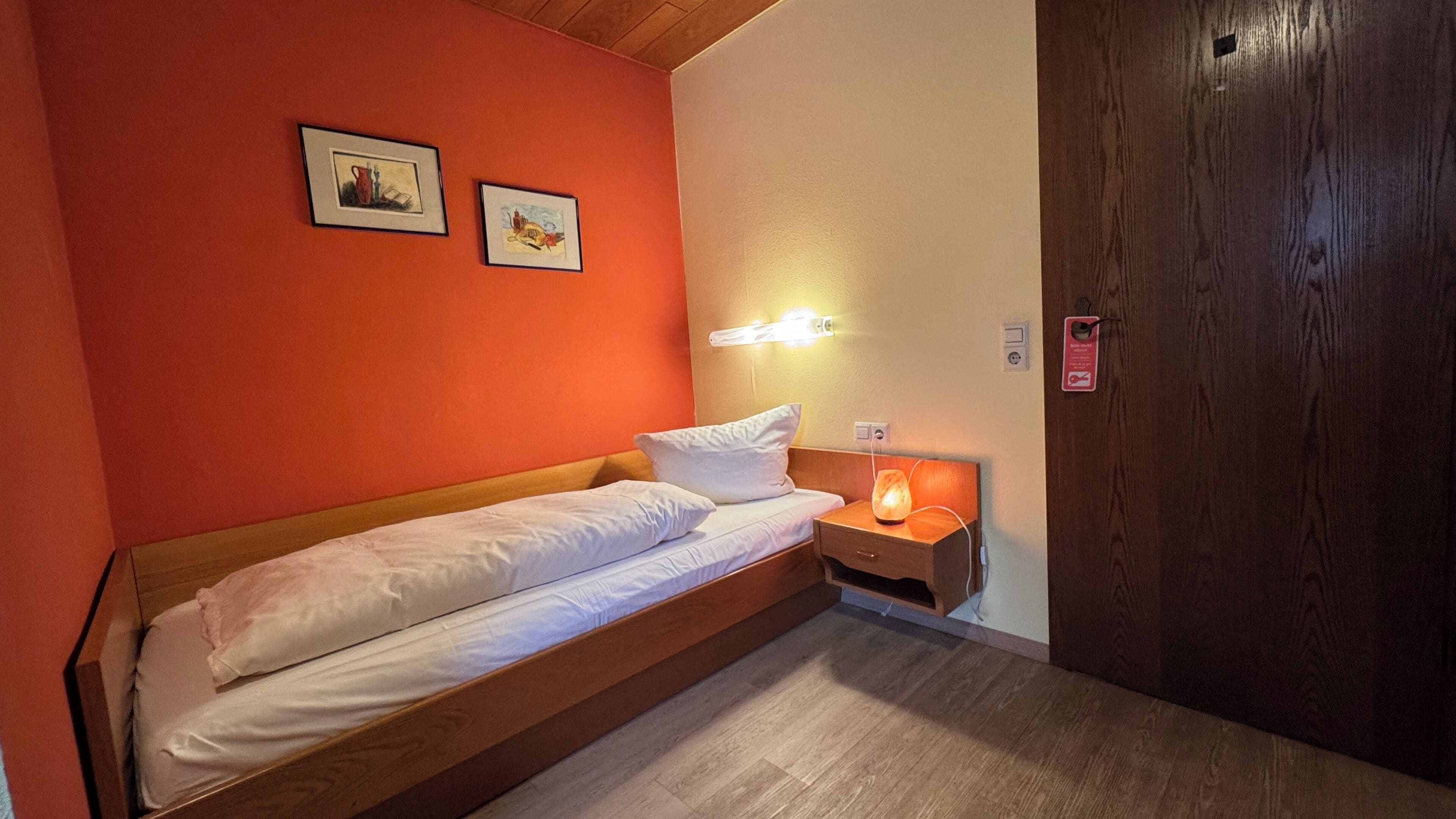 Quarto solteiro standard | Cofres nos quartos, escrivaninha, espaço de trabalho para notebook