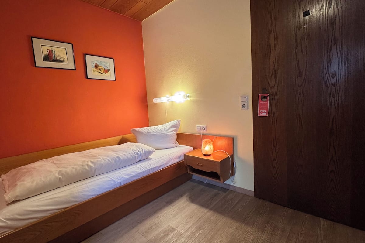 Quarto solteiro standard | Cofres nos quartos, escrivaninha, espaço de trabalho para notebook