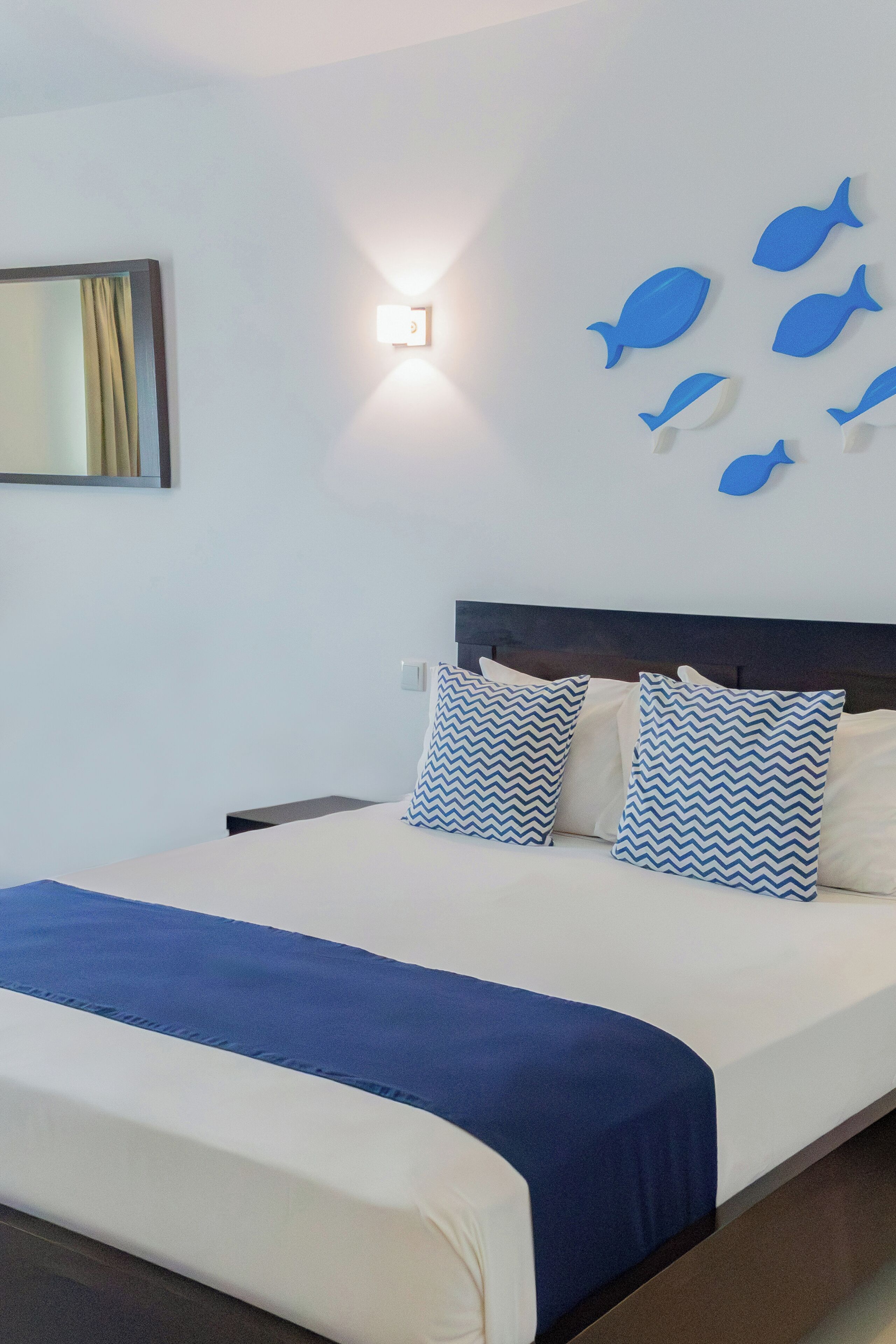 Minibar, cofre no quarto, secretária, cortinas/cortinados opacos 