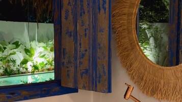 Quarto Duplo Deluxe, banheira de hidromassagem | Casa de banho | Um polibã, toalhas fornecidas, sabão, champô