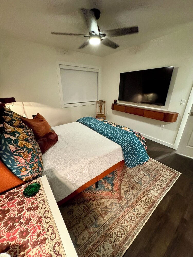 NEW! Stylish Bungalow w/Office, Gym & Huge TVs - 3 Mins to Downtown Red ...