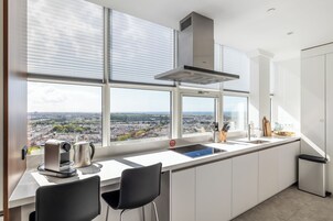 Apartamento Superior, Vista para a cidade | Cofre no quarto, secretária adequada para computadores portáteis 
