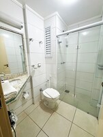 Quarto Triplo | Casa de banho | Toalhas fornecidas, papel higiénico