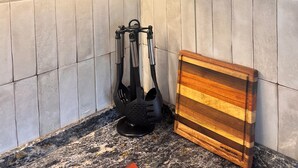 Frigobar, micro-ondas, talheres/pratos/utensílios de cozinha