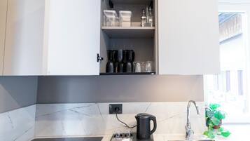 Suite-Estúdio Signature | Cozinha privada | Uma máquina de café expresso, uma cafeteira/bule, uma chaleira elétrica