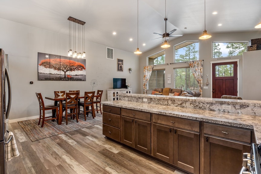 Spacious 3br Cabin, Deck, Fireplace & Forest Views - 派托普湖畔