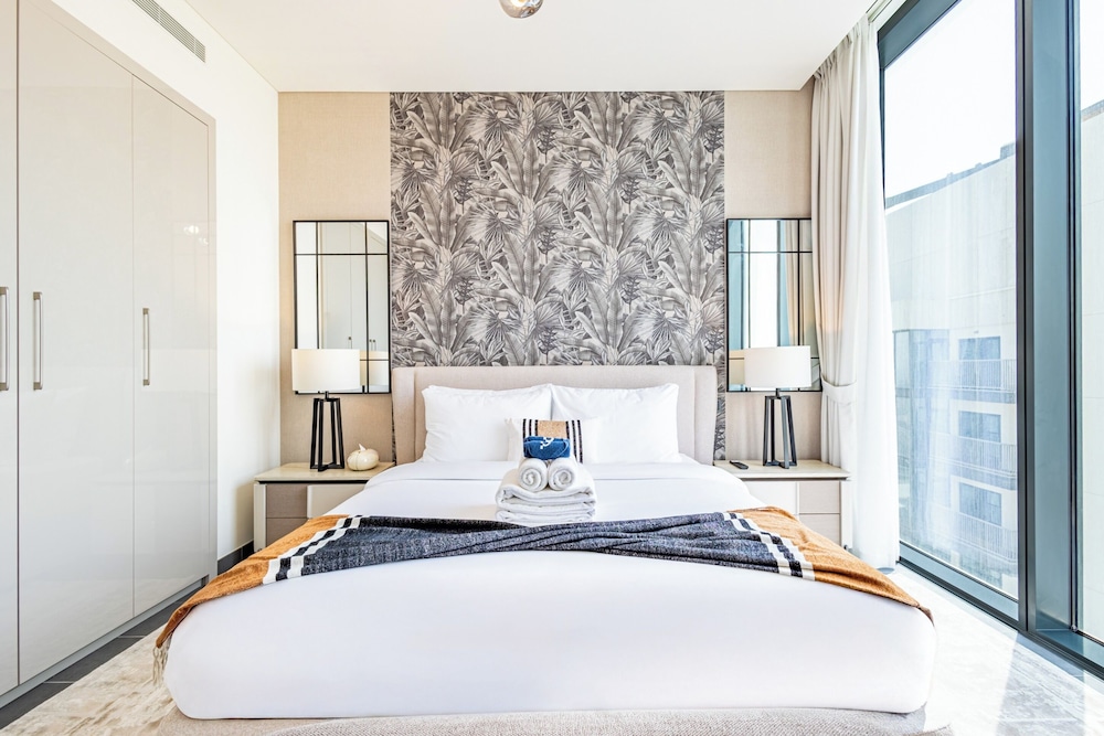 Burj View Oasis | Stylish 2BR+Office - Dubai | Vrbo
