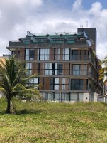 Fachada da propriedade à noite