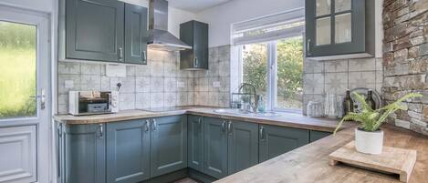 Casa (3 Bedrooms) | Cozinha privada | Micro-ondas, fogão