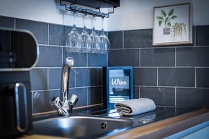 Micro-ondas, talheres/pratos/utensílios de cozinha