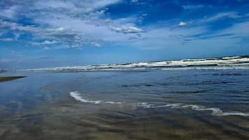 Na praia, areia branca, 2 bares na praia