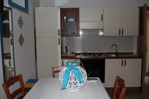 Apartamento, vários quartos, varanda, vista para o jardim | Sala de jantar