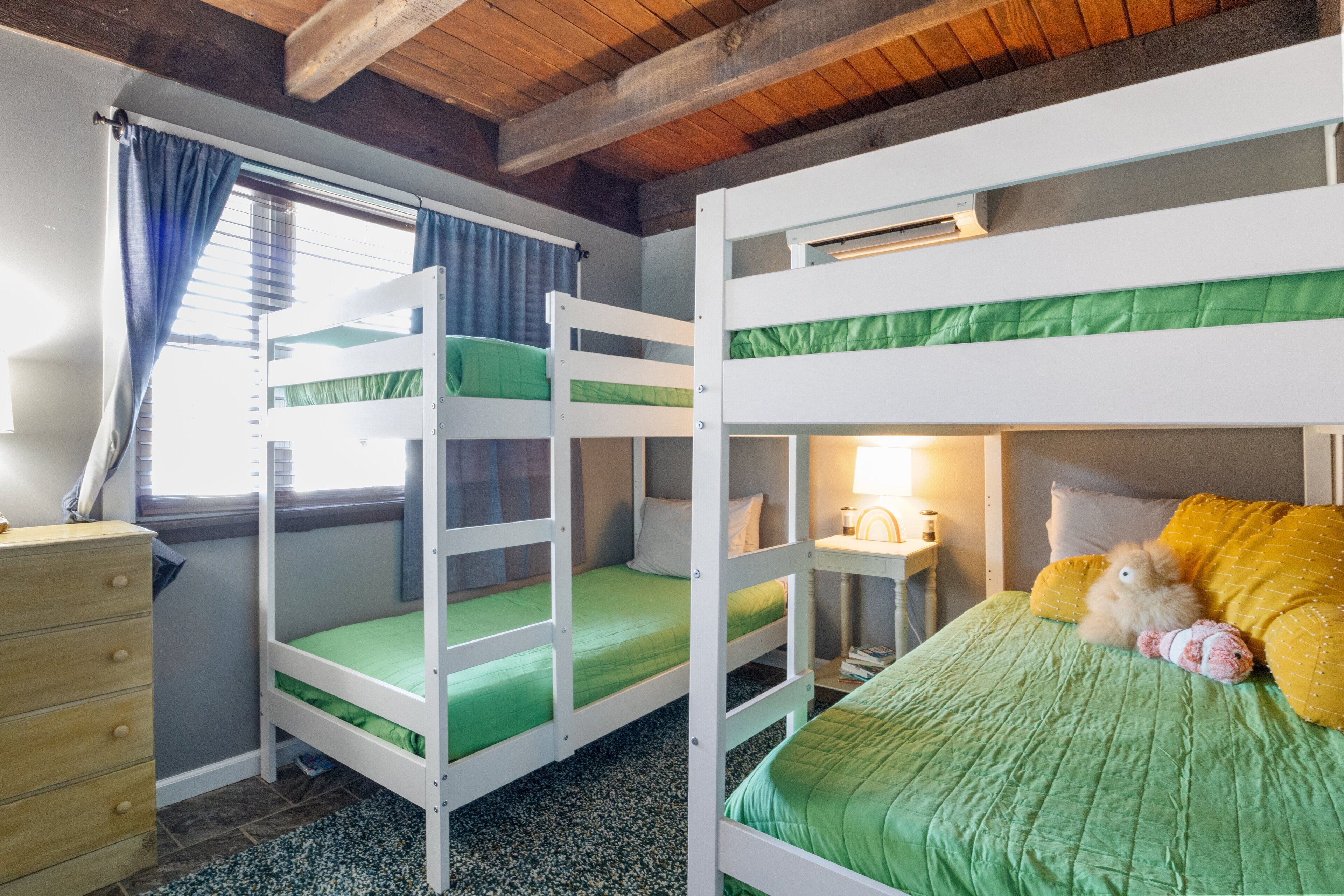 Casa, várias camas, pátio (Red Trout Cabin) | 2 quartos, com decoração personalizada, com mobília individualizada 