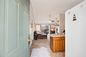 Apartamento em Condomínio Fechado, 2 camas queen-size, acesso à piscina (Pelican Point) | Interior