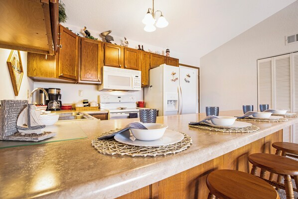 Apartamento em Condomínio Fechado, 2 camas queen-size, acesso à piscina (Pelican Point) | Cozinha privada