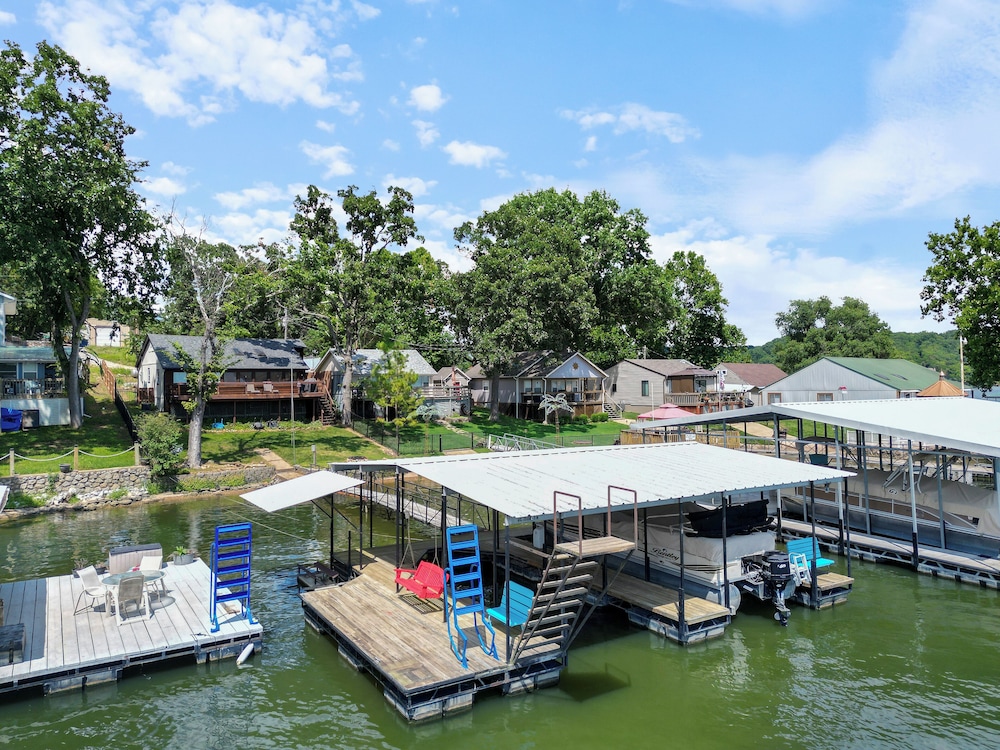 Pet-friendly Lakefront Home In A Quiet Cove W/ Netflix, Outdoor Seating, Boat Slip - Lake of the Ozarks, Climax Springs