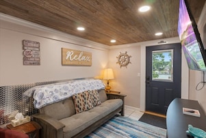 Casa, várias camas, banheira de hidromassagem grande (Hawk's Landing) | Sala de estar