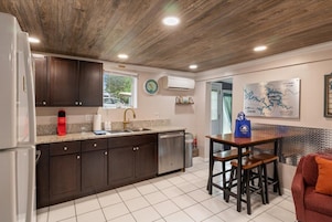 Casa, várias camas, banheira de hidromassagem grande (Hawk's Landing) | Cozinha privada