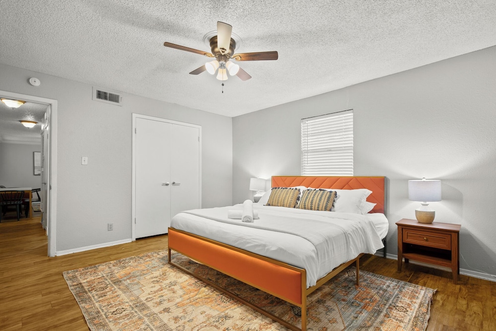 Modern Studio • King Bed • Downtown Austin near UT - Austin | Vrbo