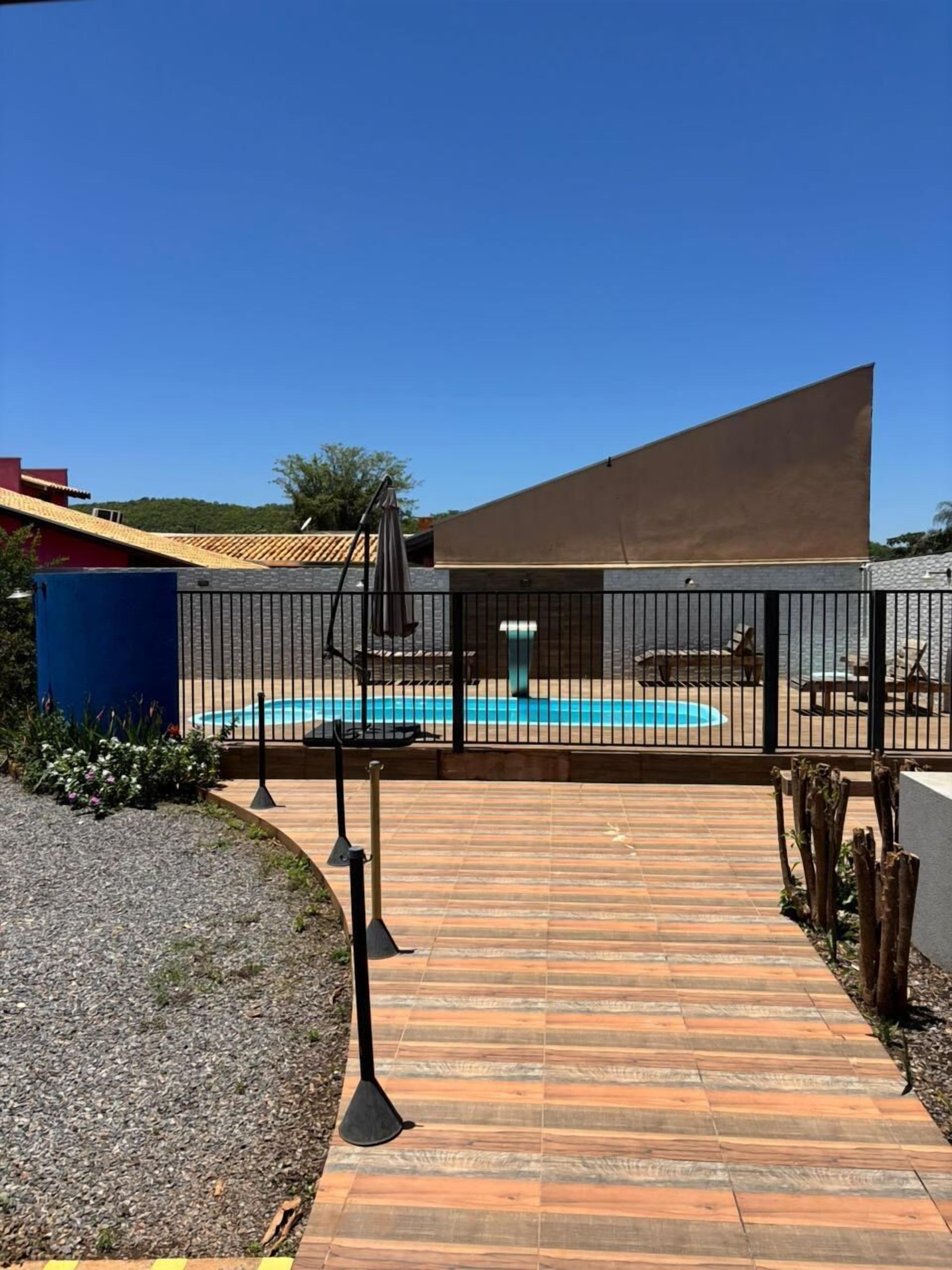 Piscina exterior, da(s) 9:00 à(s) 21:00, guarda-sóis, espreguiçadeiras 