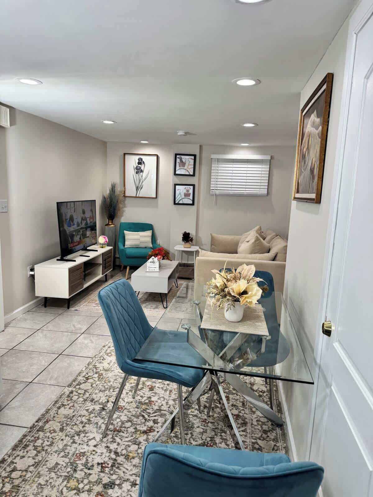 Julie's Cozy 2 Bedroom Basement Apartment - Westbury, NY
