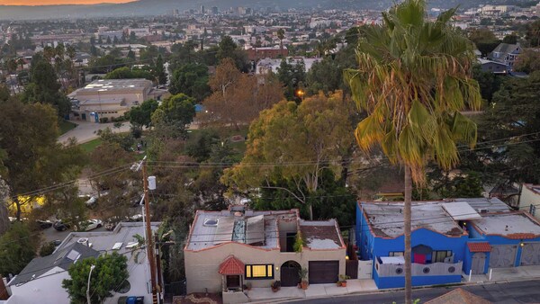Spanish Revival Charm In Silver Lake W/ Patio, Bbq & Walkable Location Maltman Manor By Avantstay - Los Angeles, CA