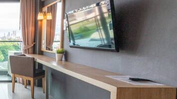 Cofre no quarto, secretária, ferro/tábua de engomar