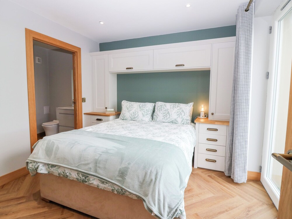 THE OLD KIPPER HOOSE, pet friendly, with hot tub in Gardenstown ...