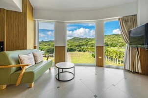 Quarto casal luxo, sacada | Wi-Fi de cortesia, roupa de cama