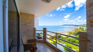 Apartamento em Condomínio Fechado, 1 quarto, varanda, vista para o mar | Varanda