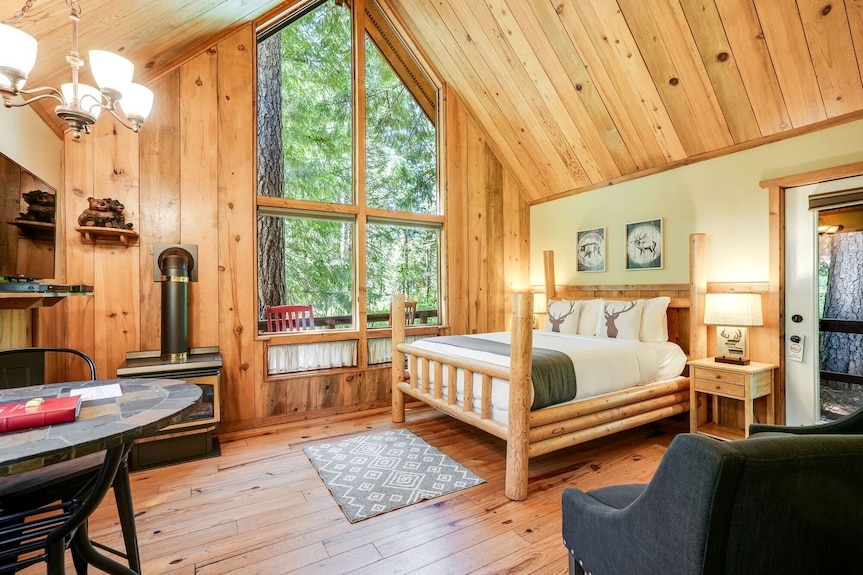 Romantic And Secluded Cabin Rental For Couples' Getaway Near Mount Adams, Washington - Trout Lake, WA
