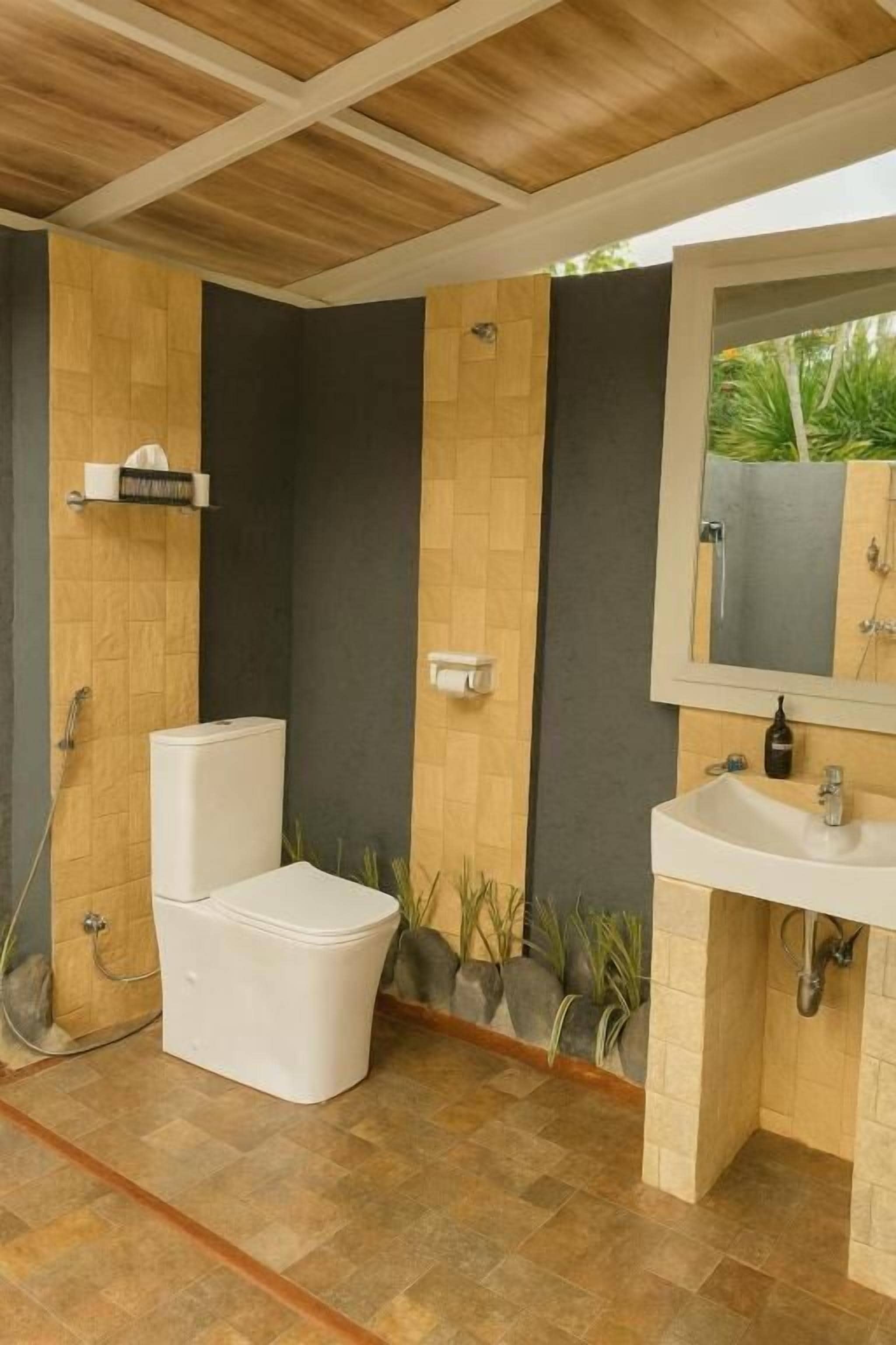 Villa, ar condicionado, vista para o pátio | Casa de banho | Um polibã e uma banheira separados, artigos de higiene pessoal grátis 