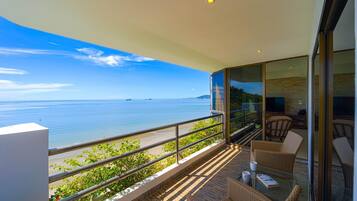 Apartamento em Condomínio Fechado, 2 quartos, varanda, vista para o mar | Vista do quarto