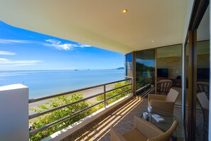 Apartamento em Condomínio Fechado, 2 quartos, varanda, vista para o mar | Vista do quarto