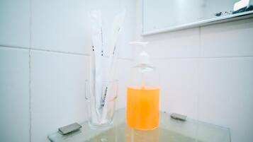 Quarto Triplo Standard | Casa de banho | Um polibã, toalhas fornecidas, sabão, champô