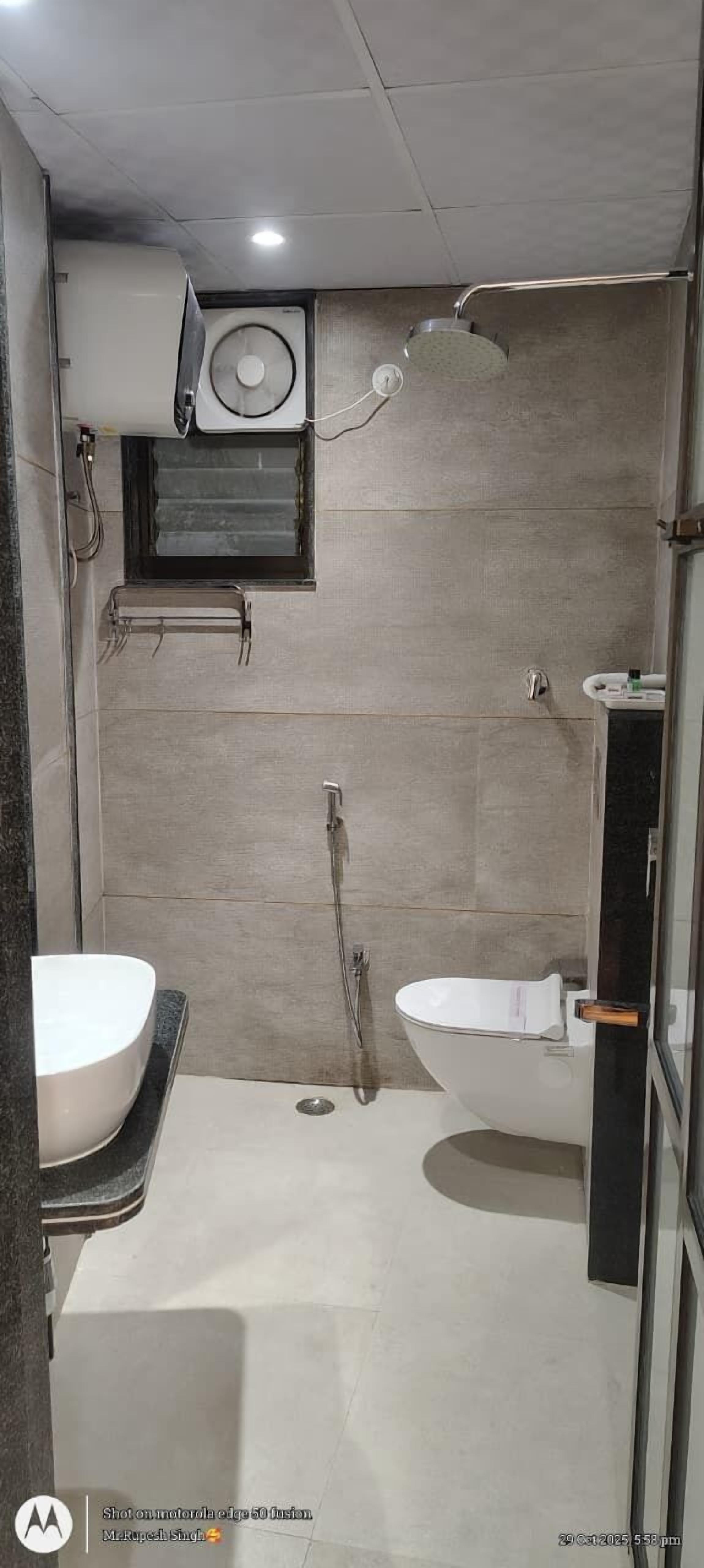 Quarto Triplo Executivo | Casa de banho | Um polibã, um secador de cabelo, toalhas fornecidas, sabão 