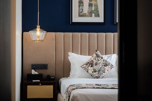 Quarto Duplo Superior, 1 cama king-size | Minibar, secretária, secretária adequada para computadores portáteis 